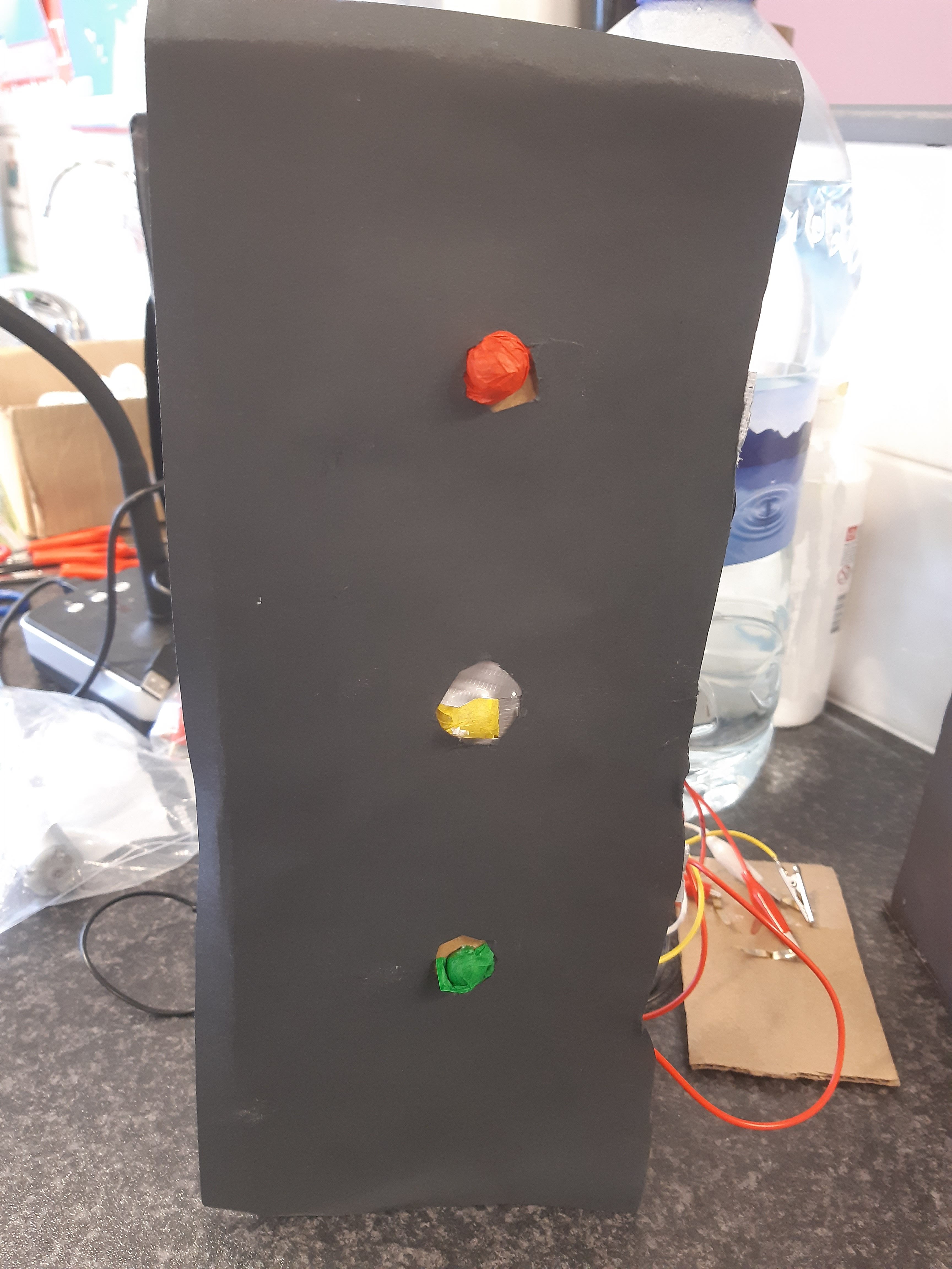 Soilse Tráchta Leictreacha i Rang M. Brian - Traffic lights - Gaelscoil ...