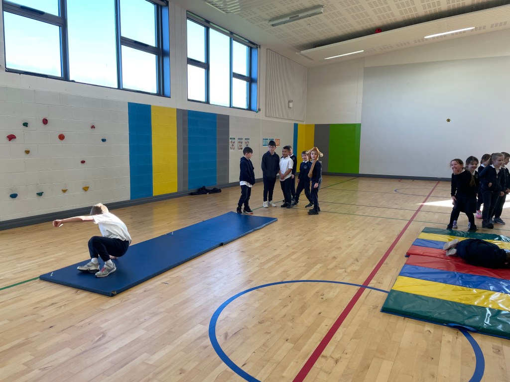 Gleacaíocht i Rang 1&2 - Gaelscoil Riabhach