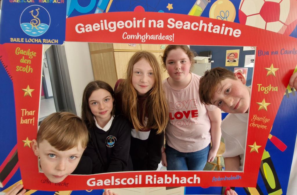 Ag Gaeilgeoireacht gach lá - Gaelscoil Riabhach