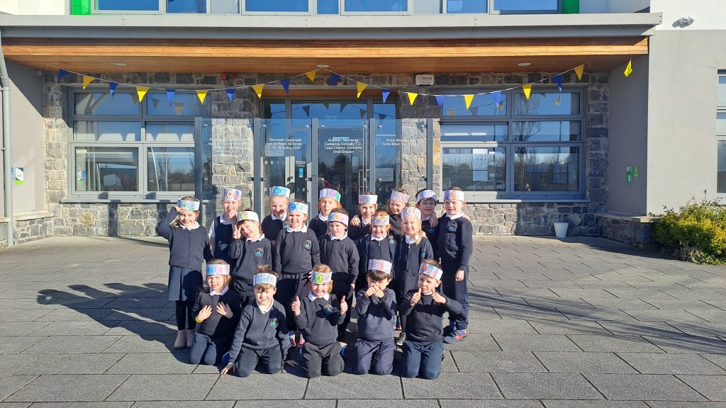 Naíonáin Bheaga ag ceiliúradh 100 Lá ar Scoil! - Gaelscoil Riabhach