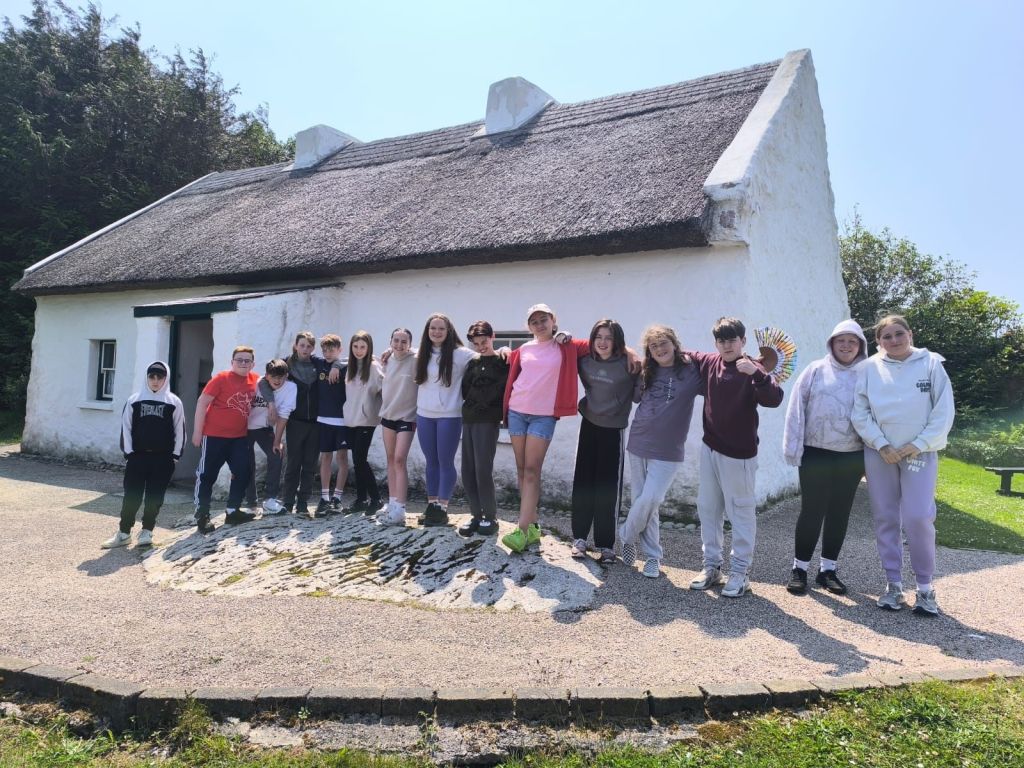 Rang Áine Máire ar cuairt ar Theach an Phiarsaigh, Ros Muc - Gaelscoil ...